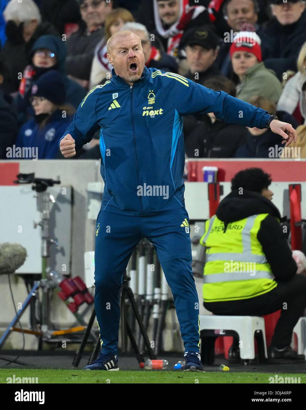 Sean Dyche, Nottingham Forest head coach gestures during the Premier ...