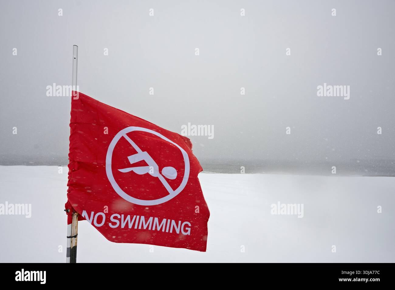 Brooklyn, New York, USA 25th Jan., 2026 No swimming flag flies on empty ...
