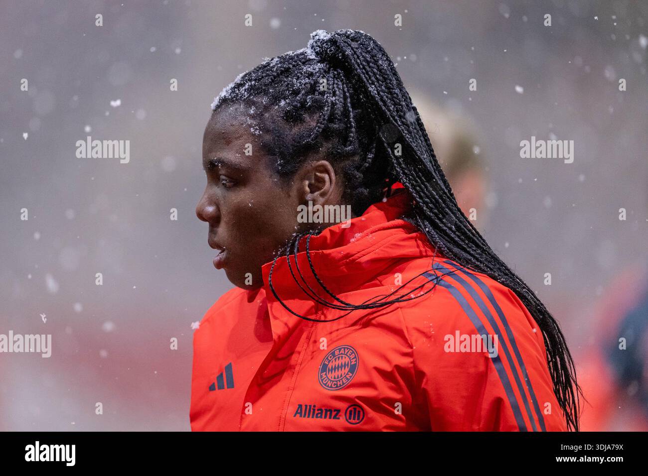 Edna Imade (FC FC Bayern Munich Women, #29) warming up in the snowstorm ...