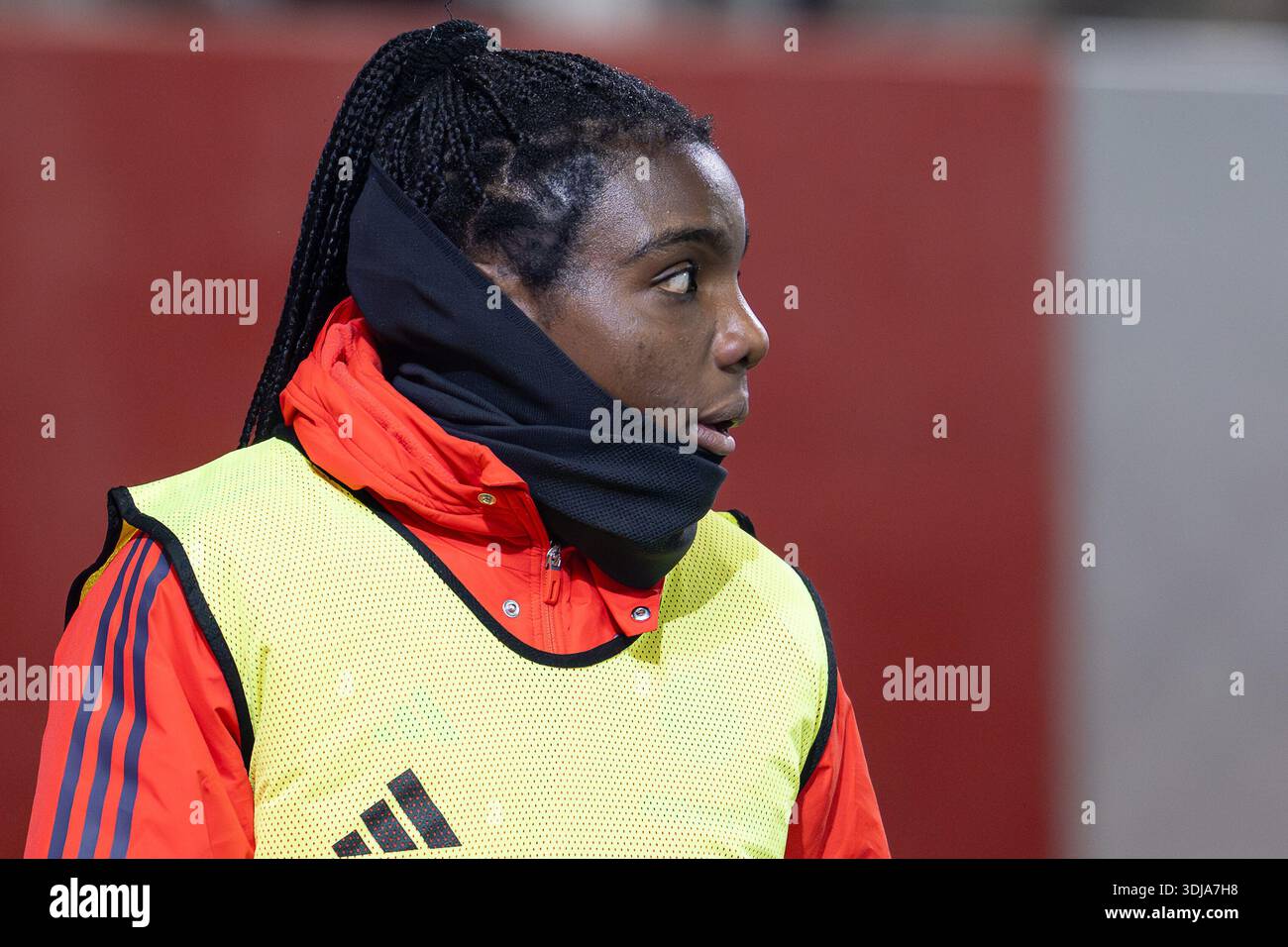 New signing Edna Imade (FC FC Bayern Munich Women, #29) warming up ...
