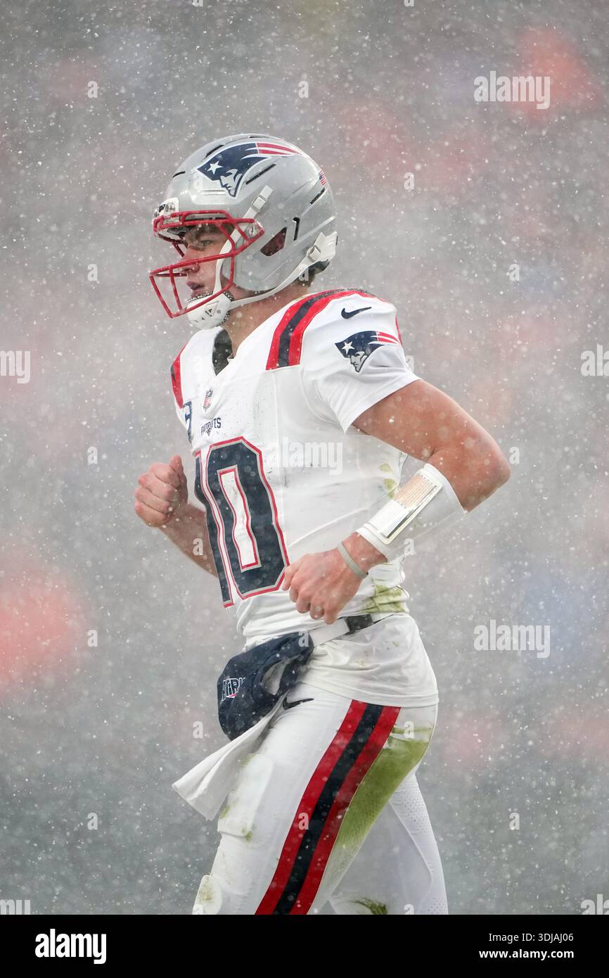 New England Patriots quarterback Drake Maye (10) during a timeout ...