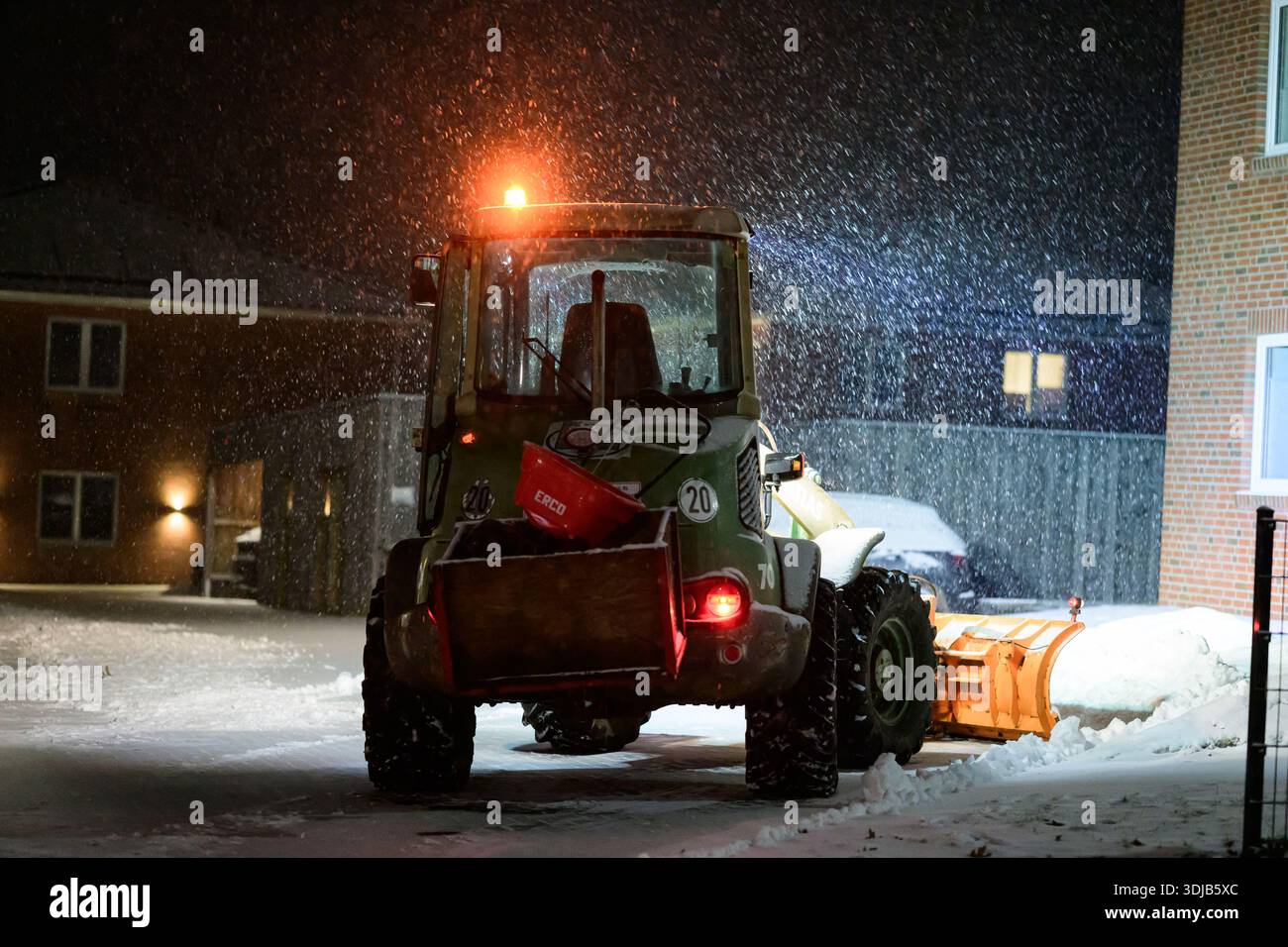 26 January 2026, Lower Saxony, Ebstorf: A wheel loader with a snow ...