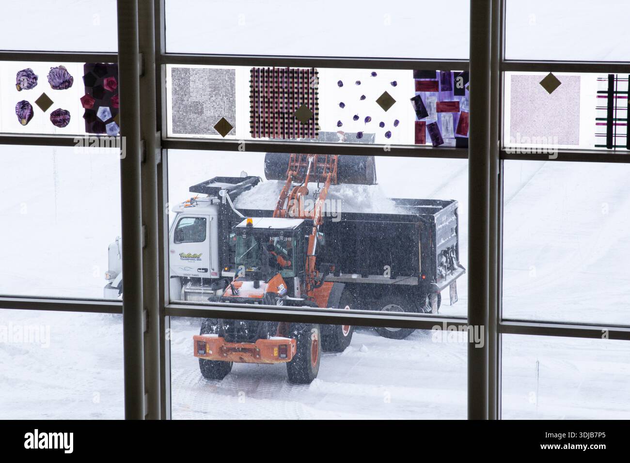Richmond, United States. 25th Jan, 2026. Crews work to remove snow from ...