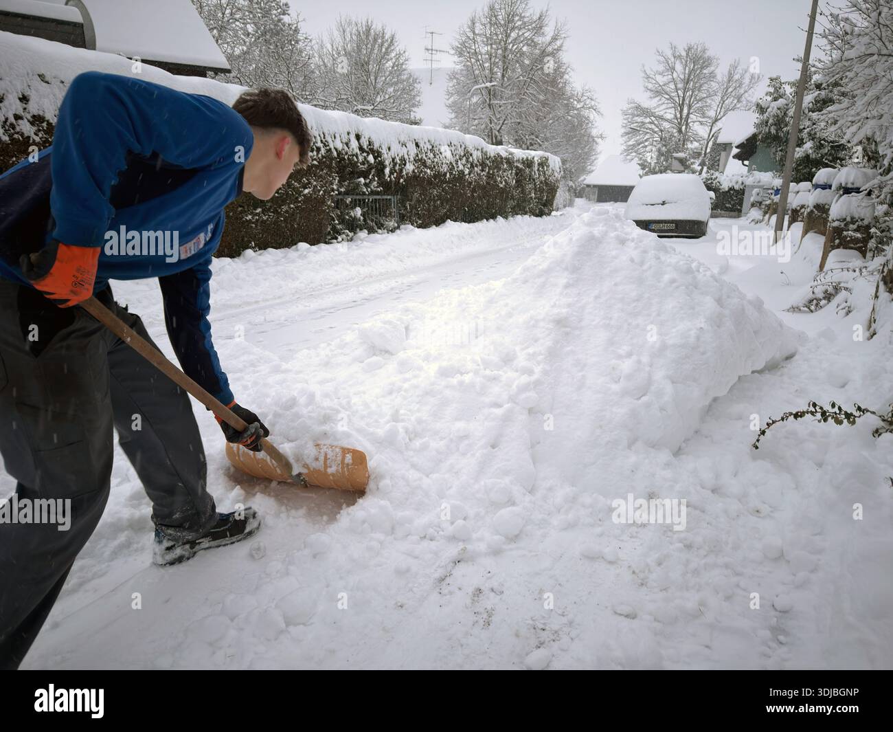 Forchheim, Germany. 26th Jan, 2026. A man shovels snow from a sidewalk ...