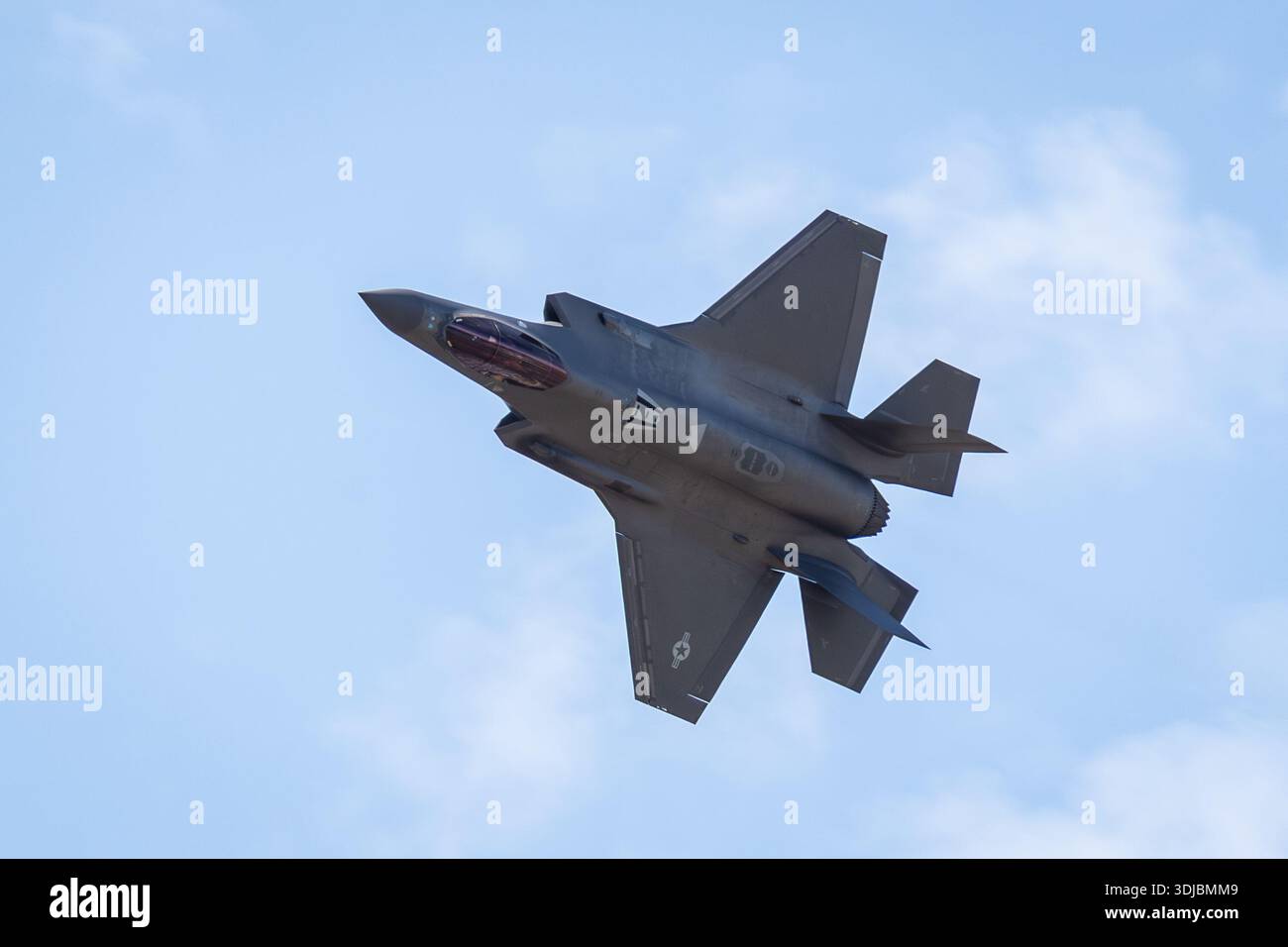 A U.S. Air Force F-35 Lightning II, a fifth-generation stealth strike ...