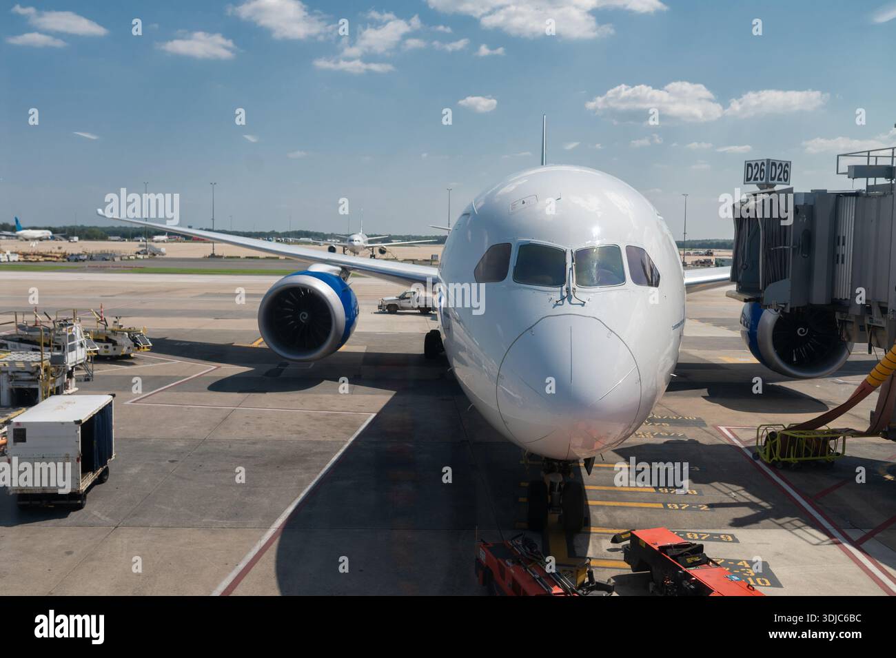Airline passengers gate hi-res stock photography and images - Alamy
