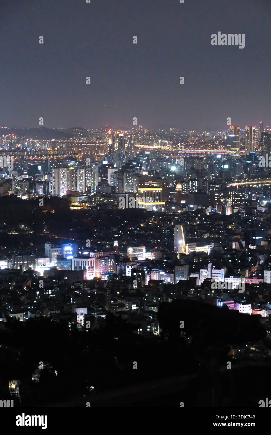 Night cityscape of Seoul viewed from an elevated mountain viewpoint ...