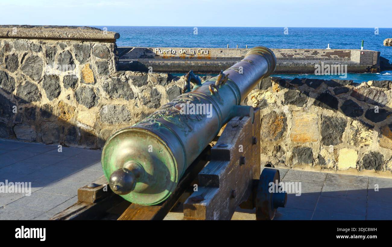 Historic Cannon on Stone Fortification Overlooking the Sea — Coastal ...