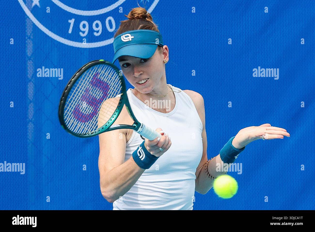 (260126) -- MANILA, Jan. 26, 2026 (Xinhua) -- Simona Waltert hits a ...