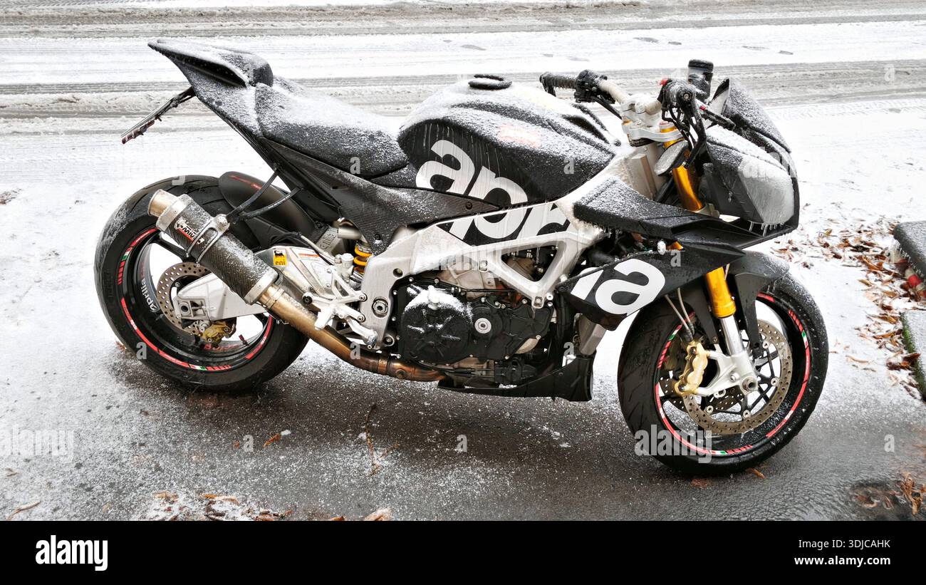 Berlin,26.01.2026,ein Motorrad Aprilia ist mit Eisregen zugefroren ...