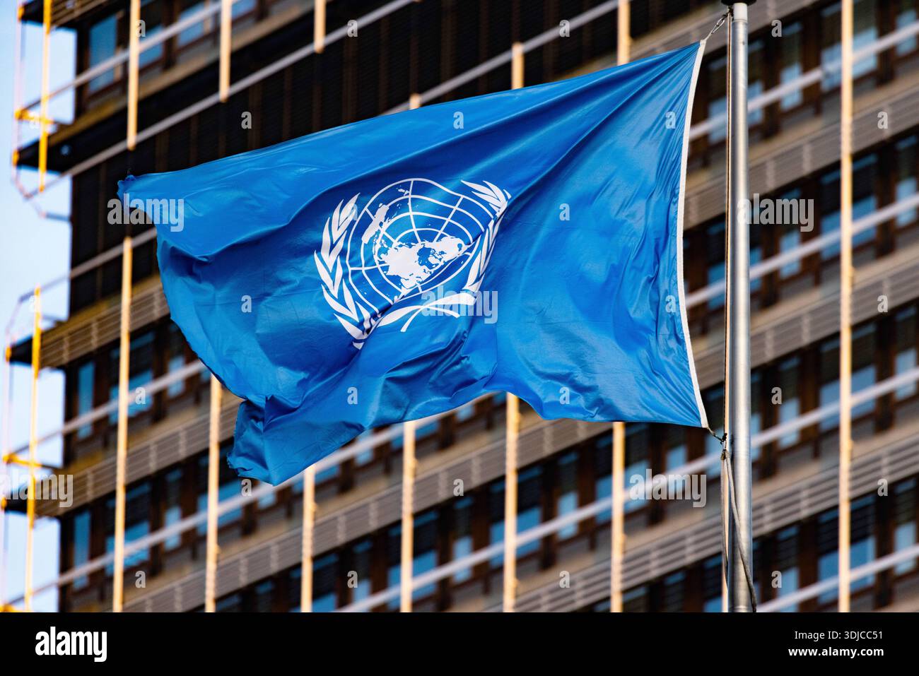 Flagge mit dem Logo der Vereinten Nationen auf dem UN-Campus im Bonn ...