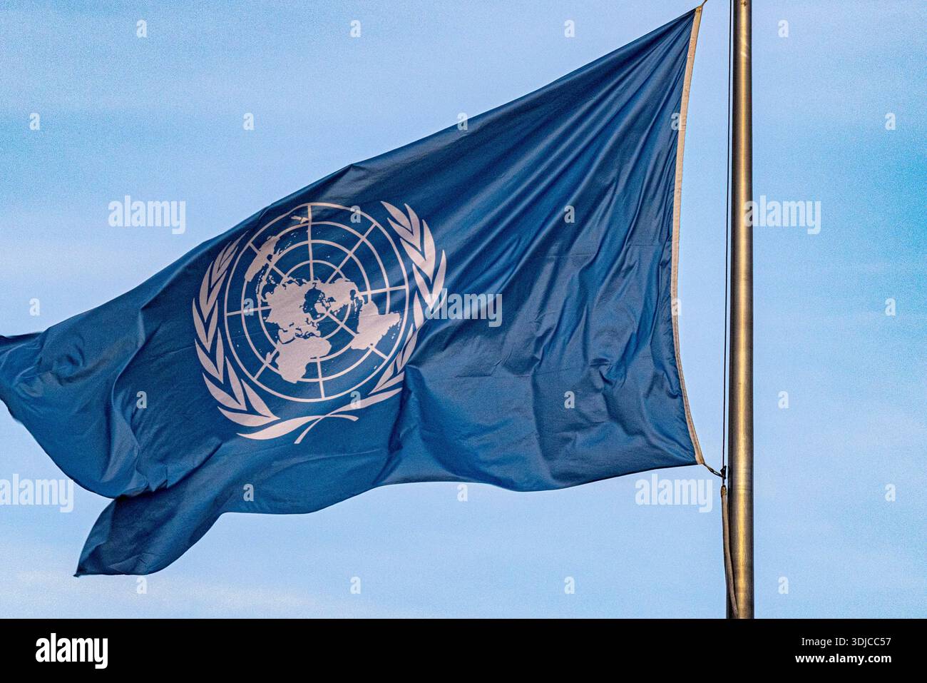 Flagge mit dem Logo der Vereinten Nationen auf dem UN-Campus im Bonn ...