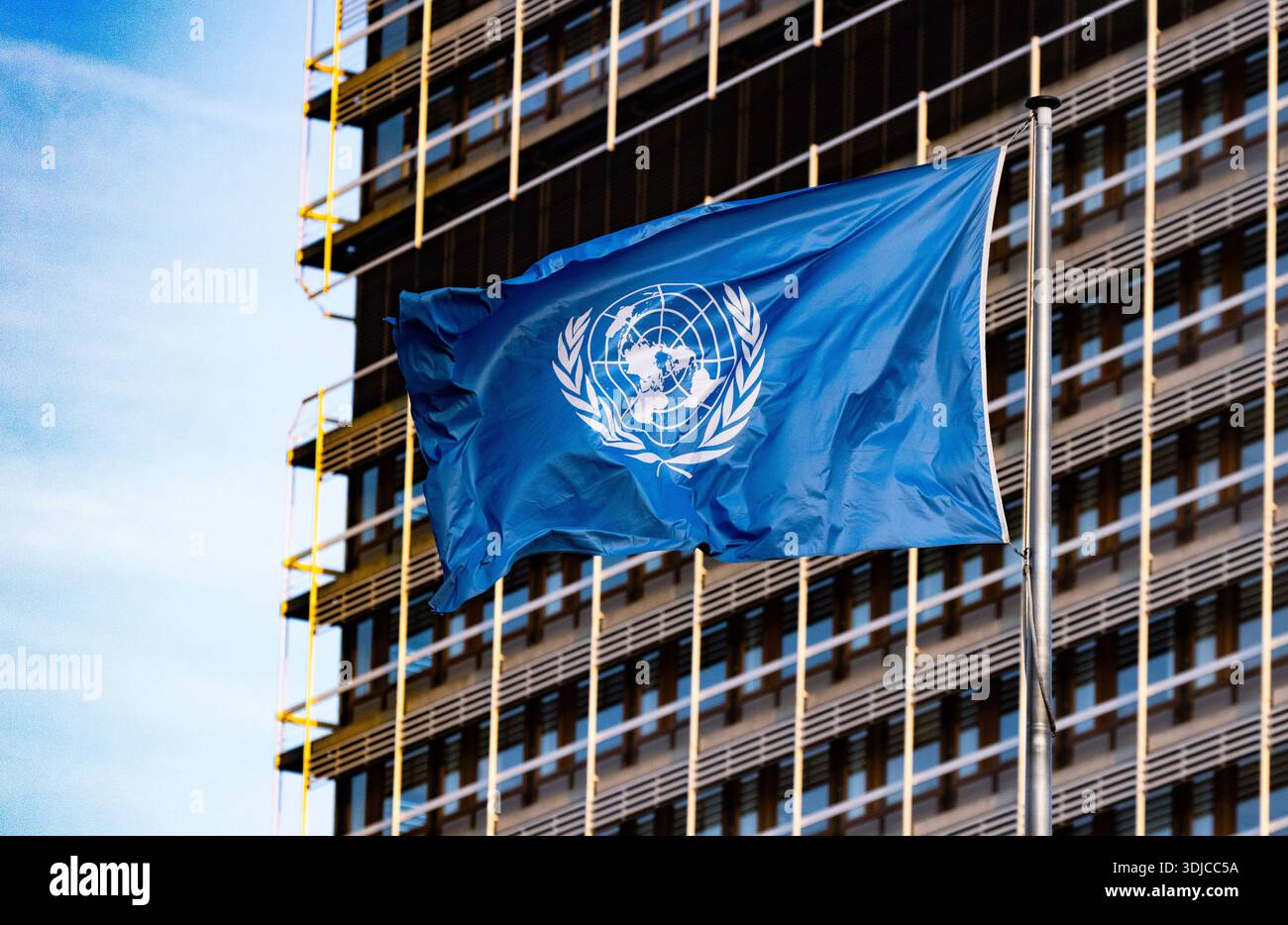 Flagge mit dem Logo der Vereinten Nationen auf dem UN-Campus im Bonn ...
