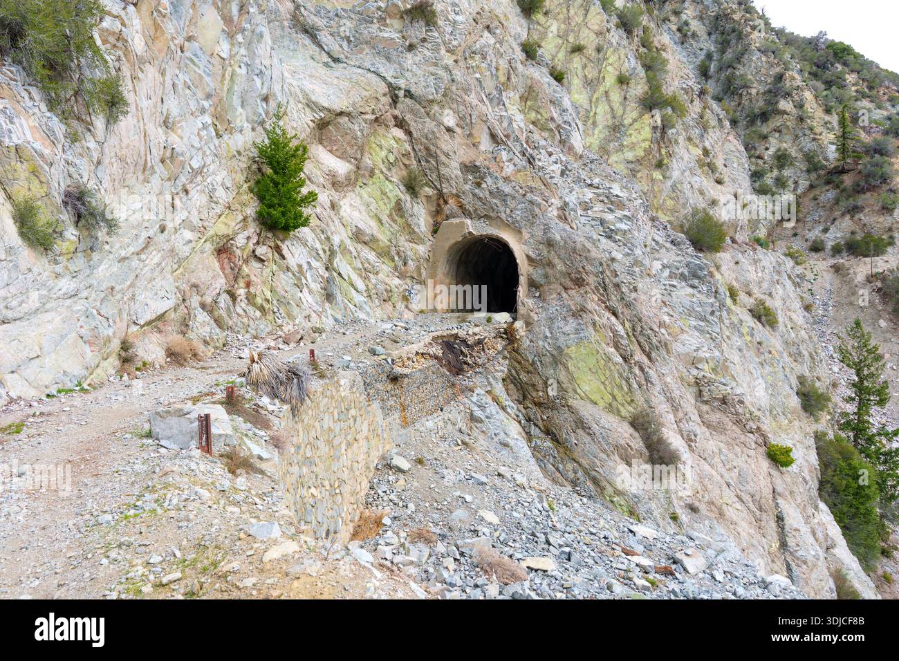 Dark abandoned stone tunnel crumbling hi-res stock photography and ...