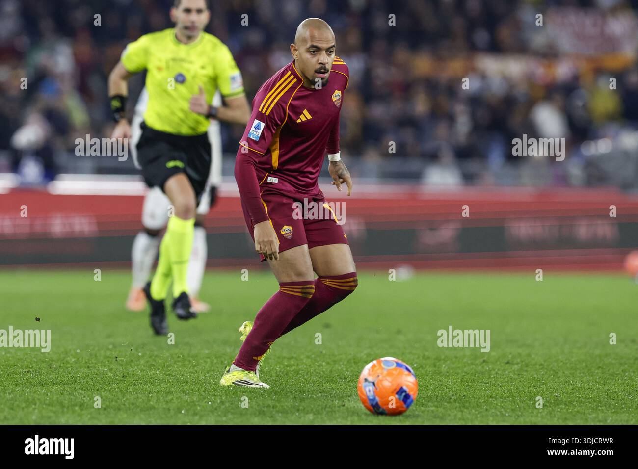 Roma's Dutch midfielder Donyell Malen controls the ball during the ...
