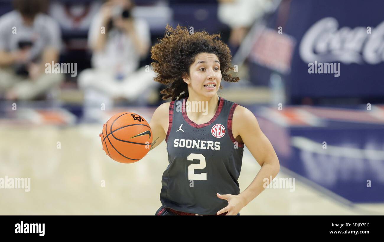Oklahoma's Aaliyah Chavez (2) dribbles the ball during the first half ...