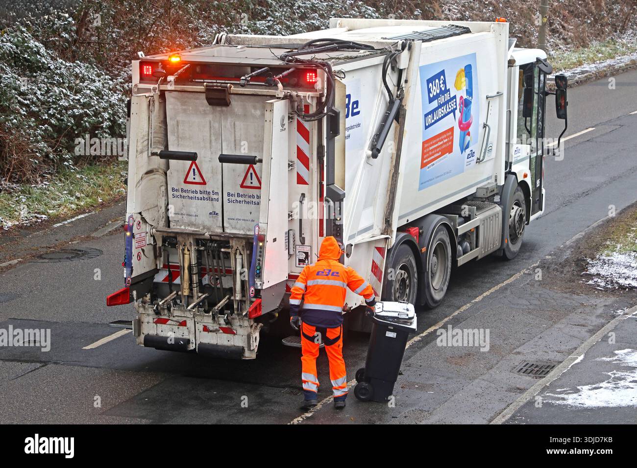 Müllwerker bei der Arbeit Ein Betriebsfahrzeug der Müllabfuhr im ...
