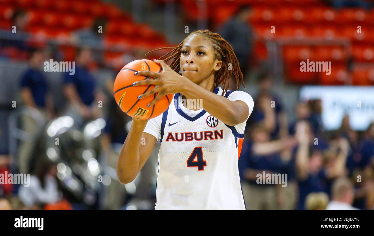 Auburn's Kaitlyn Duhon (4) shoots the ball during the second half an ...