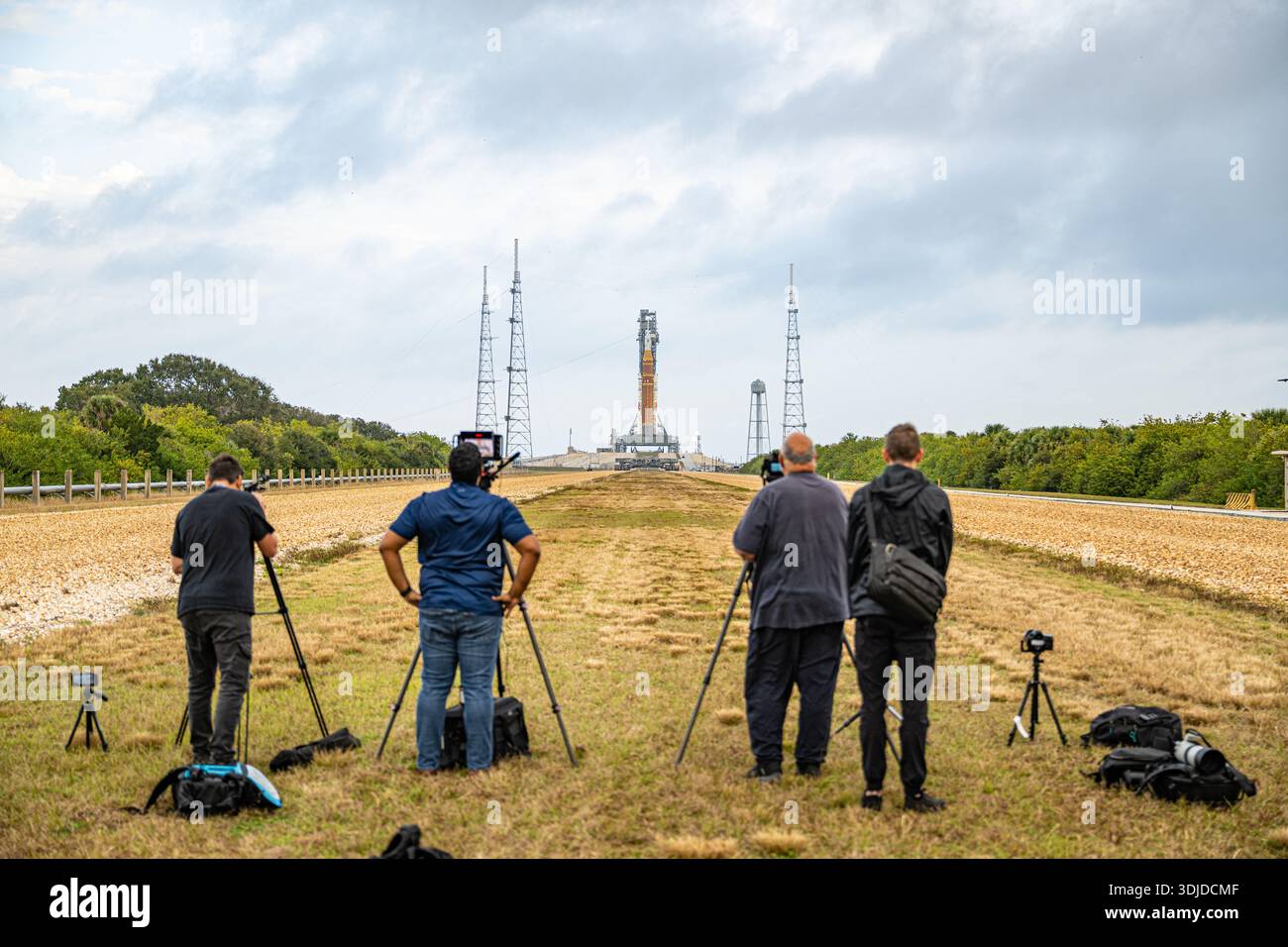 NASA preps the SLS rocket at LC-39b for the upcoming Wet Dress ...