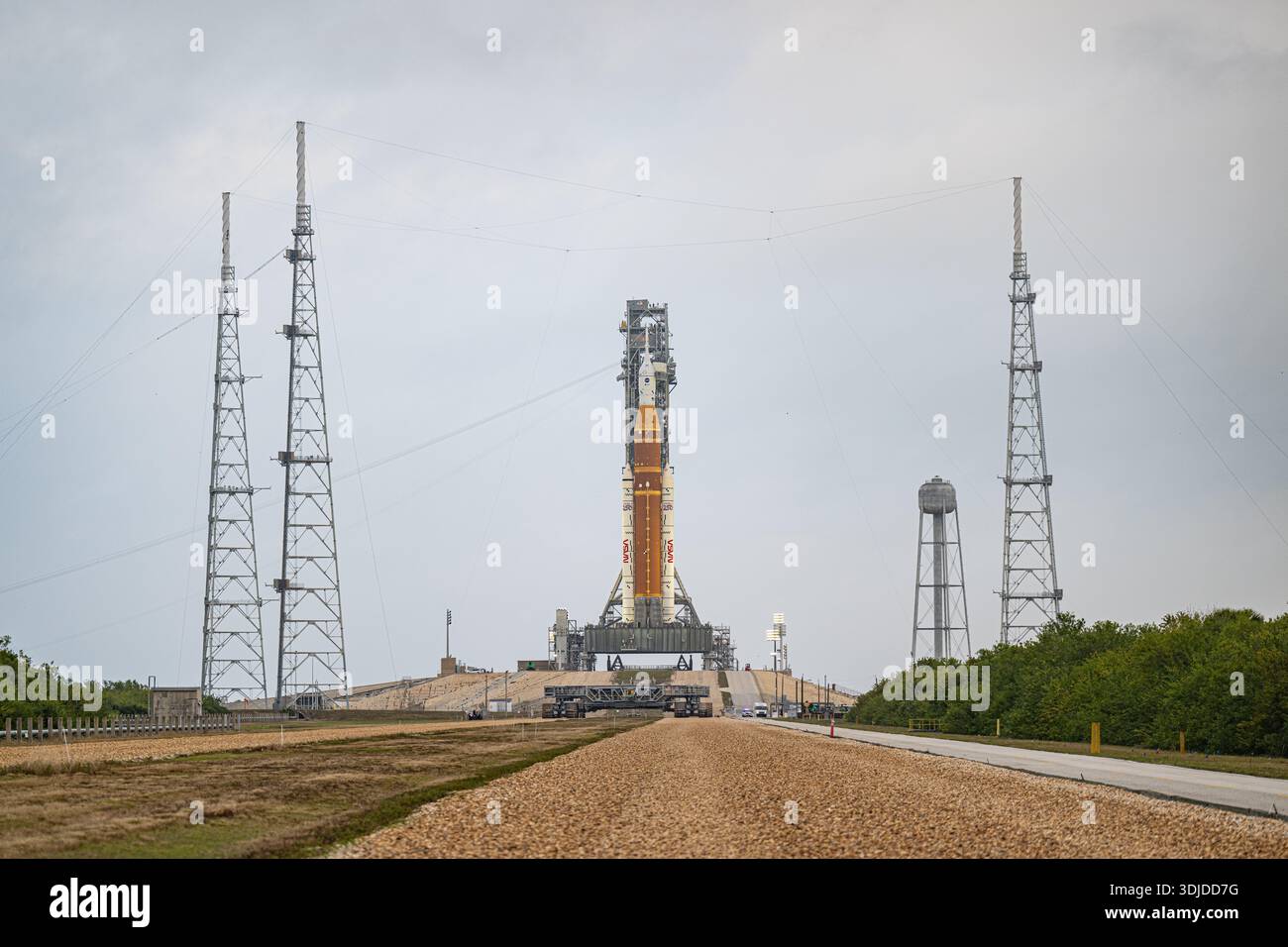 NASA preps the SLS rocket at LC-39b for the upcoming Wet Dress ...