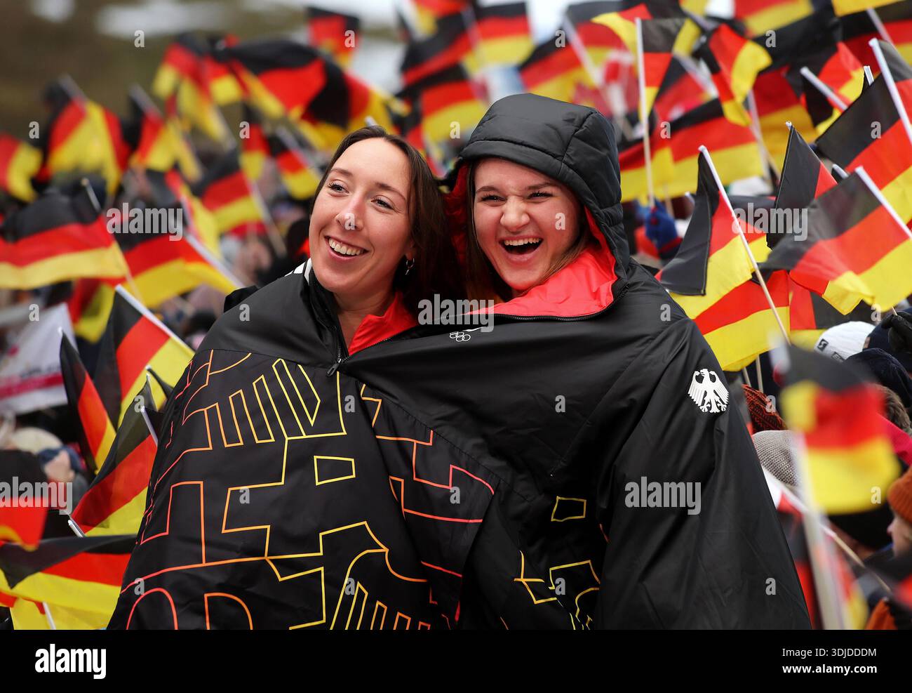 ! ACHTUNG FOTOMONTAGE ! Hier im Bild Kira Weidle-Winkelmann (li.) mit ...