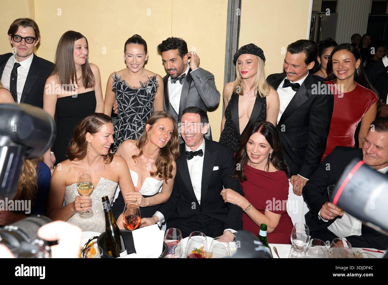 Deutscher Filmball 2026 Prominenz am Constantin-Tisch: vorn v. l ...