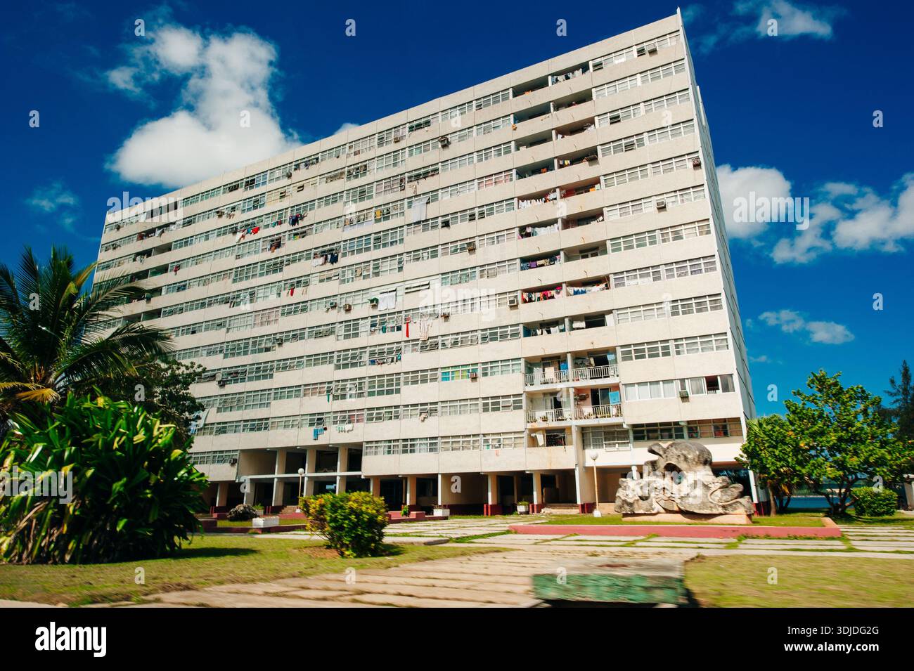 An example of Cuban architecture building Edificio 13 Plantas La Playa ...