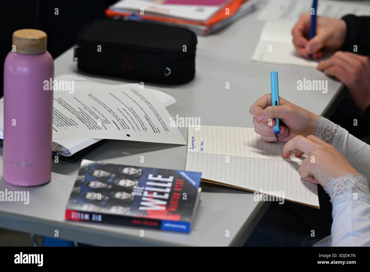 15 January 2026, Rhineland-Palatinate, Mainz: Pupils write in notebooks ...