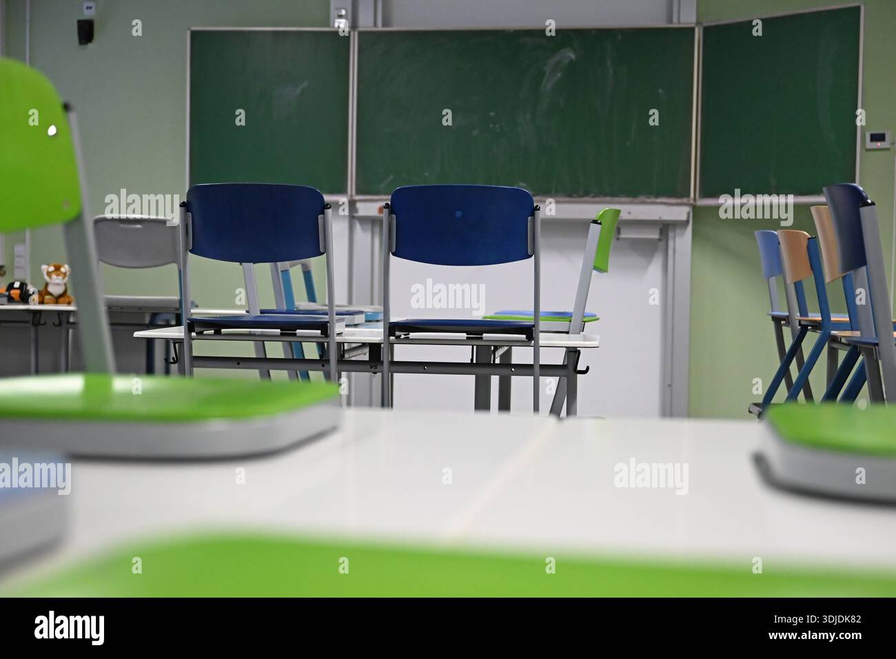 15 January 2026, Rhineland-Palatinate, Mainz: Empty chairs stand in ...
