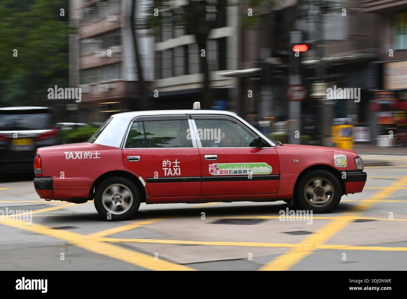 22 January 2026, Hong Kong, Hongkong: A red cab drives along a street ...