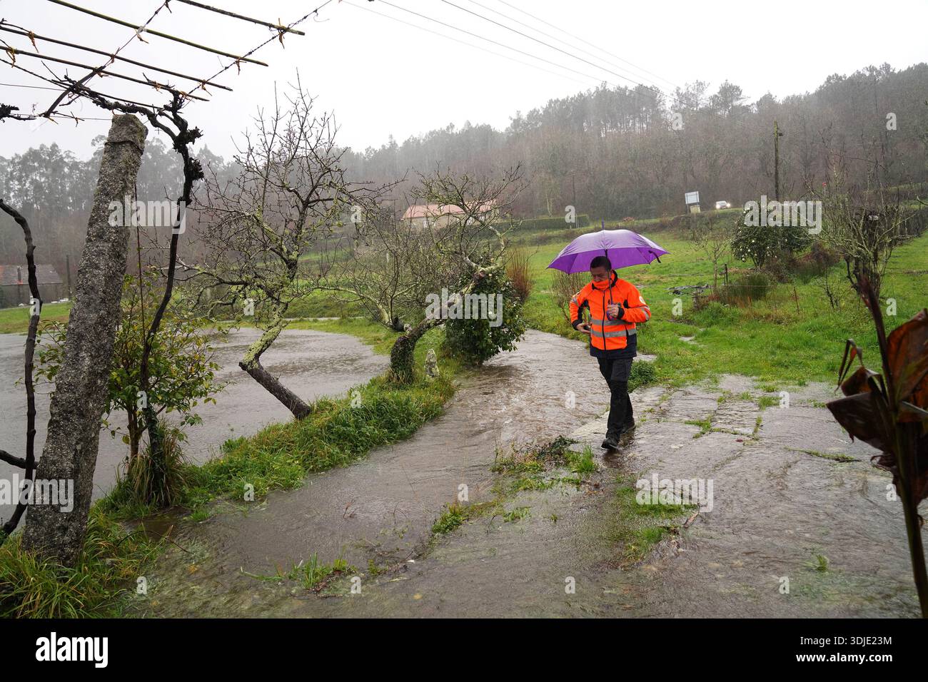 Members of Civil Protection collaborate after the flooding of the ...
