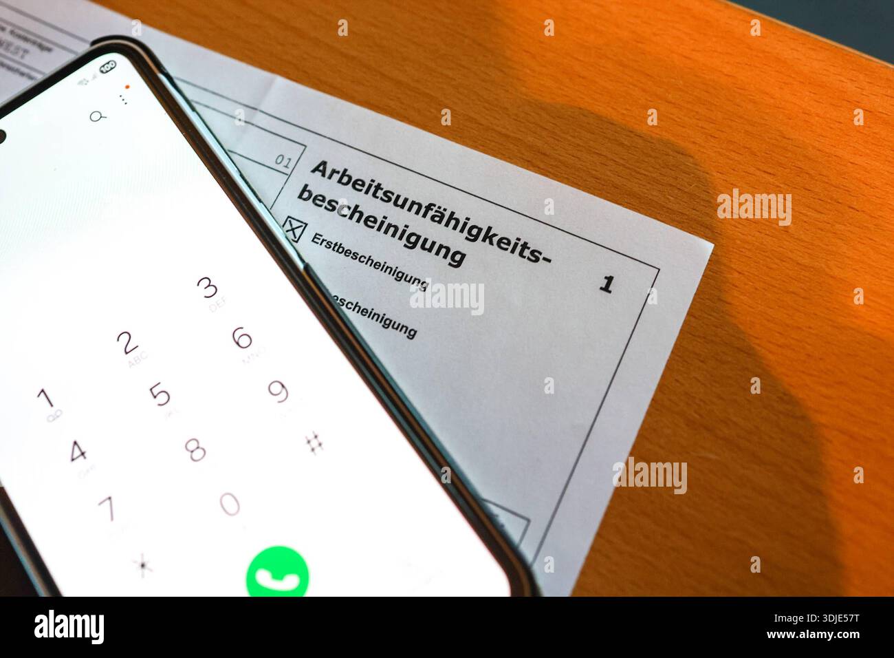 Stockbilder 01/2026 Handy mit Krankschreibeung *** Stock photos 01 2026 ...