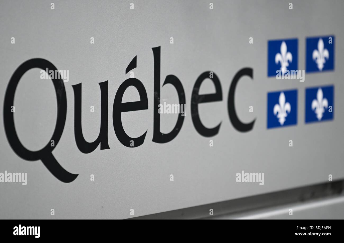 Une enseigne du gouvernement du Québec dans un édifice à bureaux ...