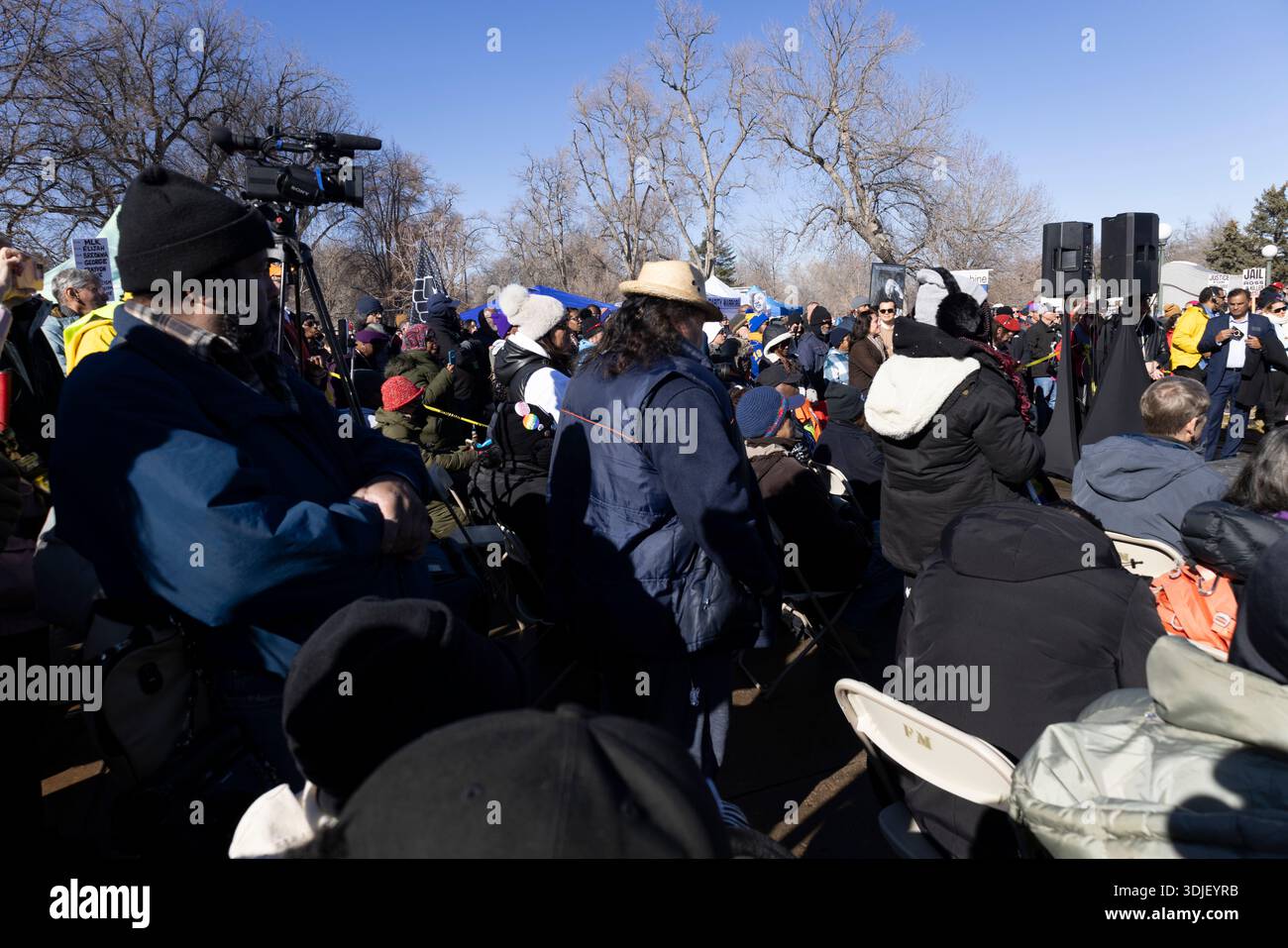 Martin luther king addressing a crowd hi-res stock photography and ...