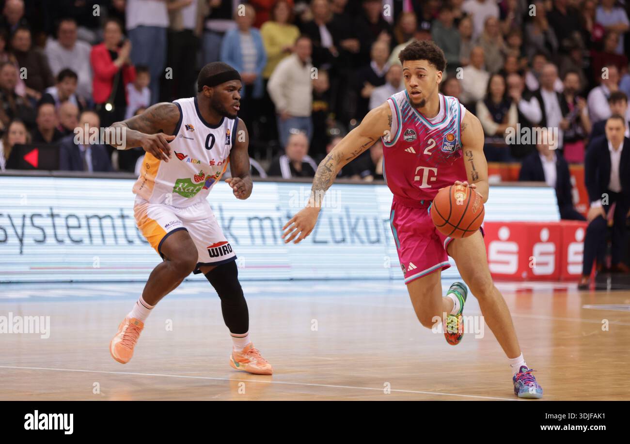 Alijah Comithier (Bonn) am Ball gegen TJ Crockett Jr. (Rostock ...