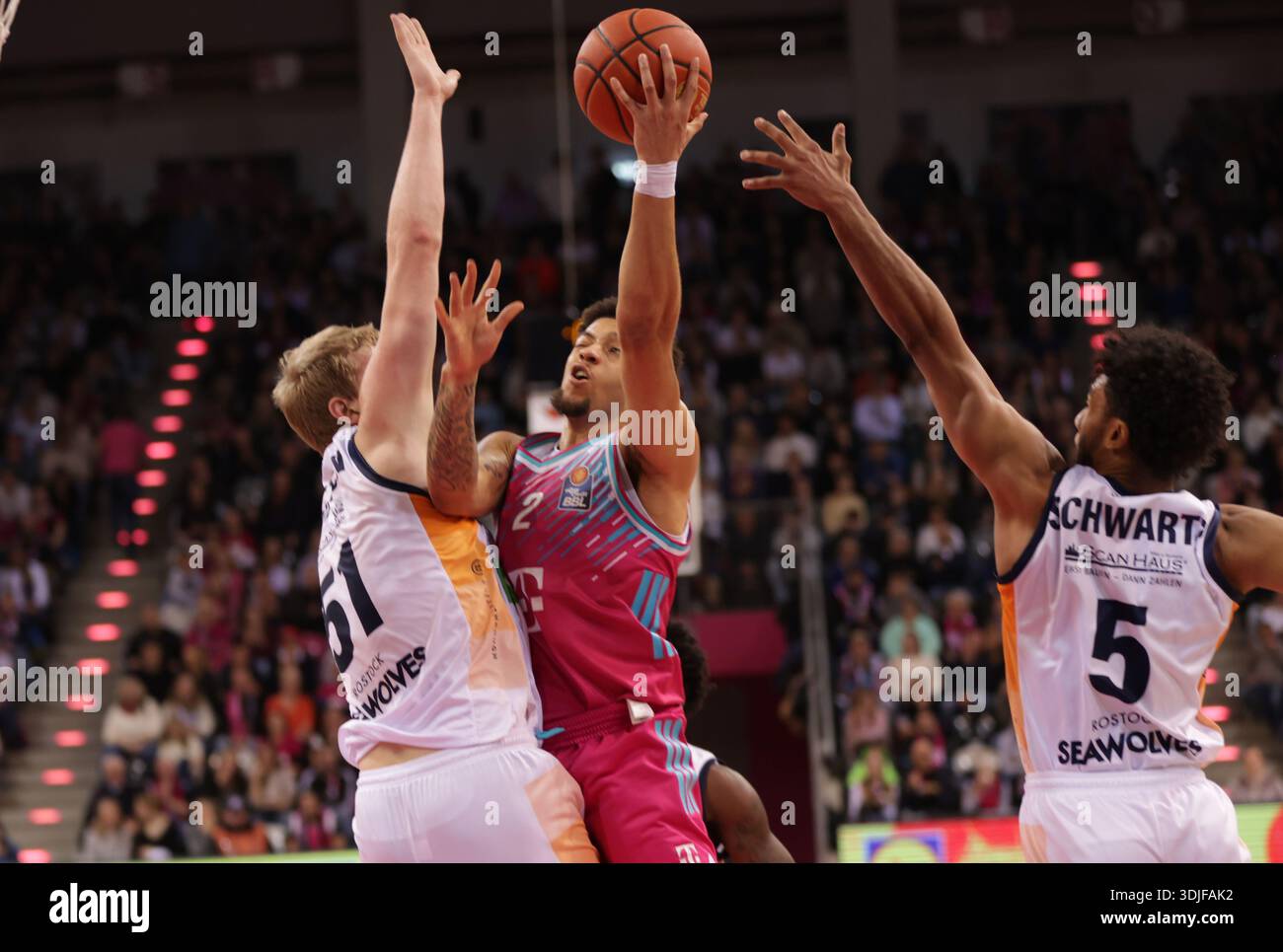 Alijah Comithier (Bonn, M) gegen Bent Leuchten (Rostock, L) und D'Shawn ...