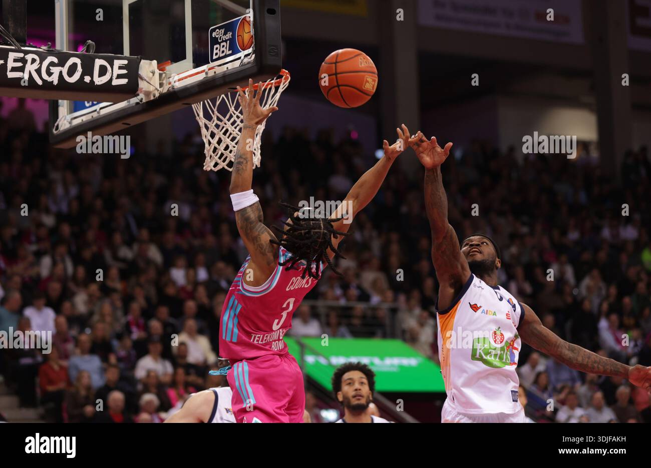 Zach Cooks (Bonn) gegen TJ Crockett Jr. (Rostock), Telekom Baskets Bonn ...