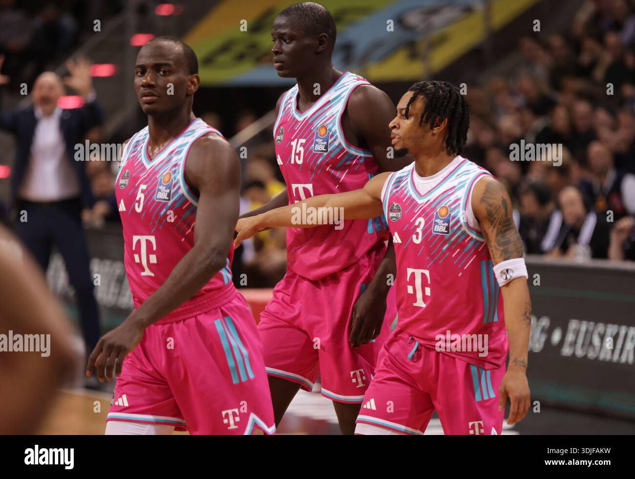 V.l. Tylan Birts (Bonn), Kur Jongkuch und Zach Cooks, Telekom Baskets ...