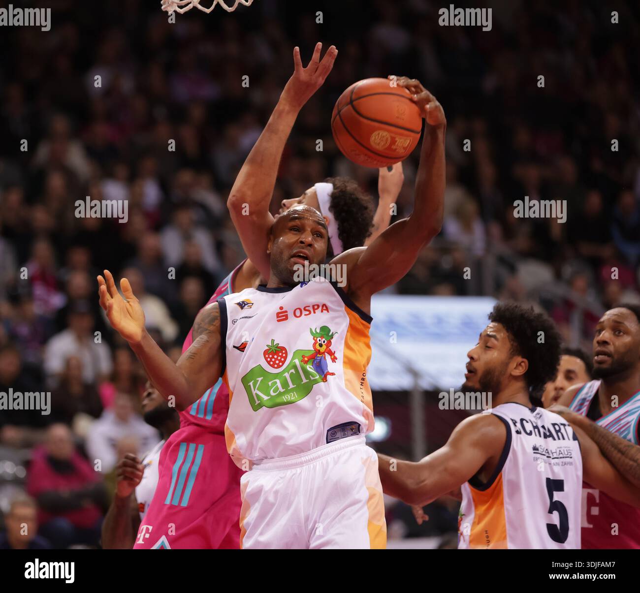 DeAndre Lansdowne (Rostock, vorne) gegen Michael Kessens (Bonn ...