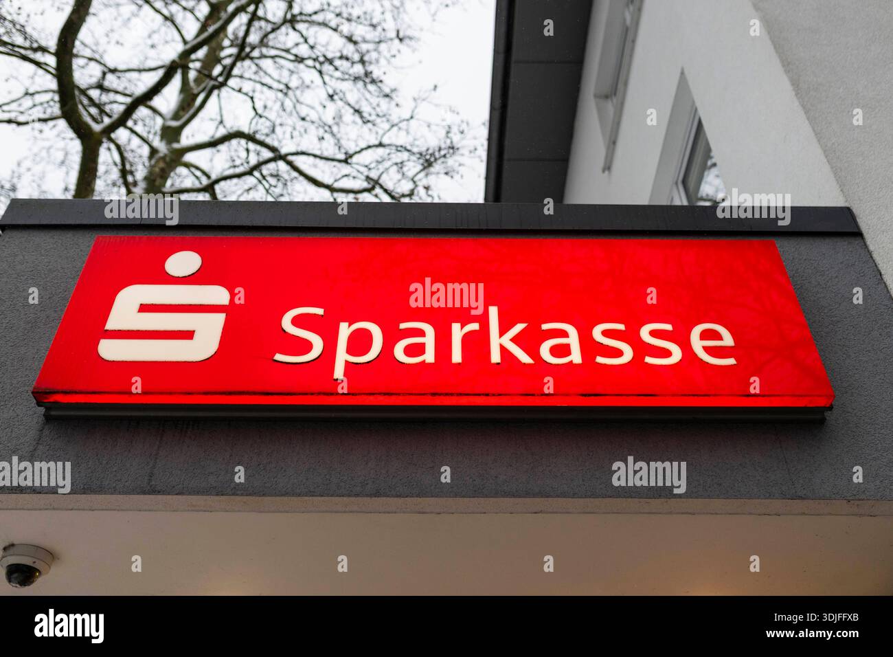 Symbolbild Sparkasse. Beleuchtetes Schild an der Fassade. Weiße Schrift ...