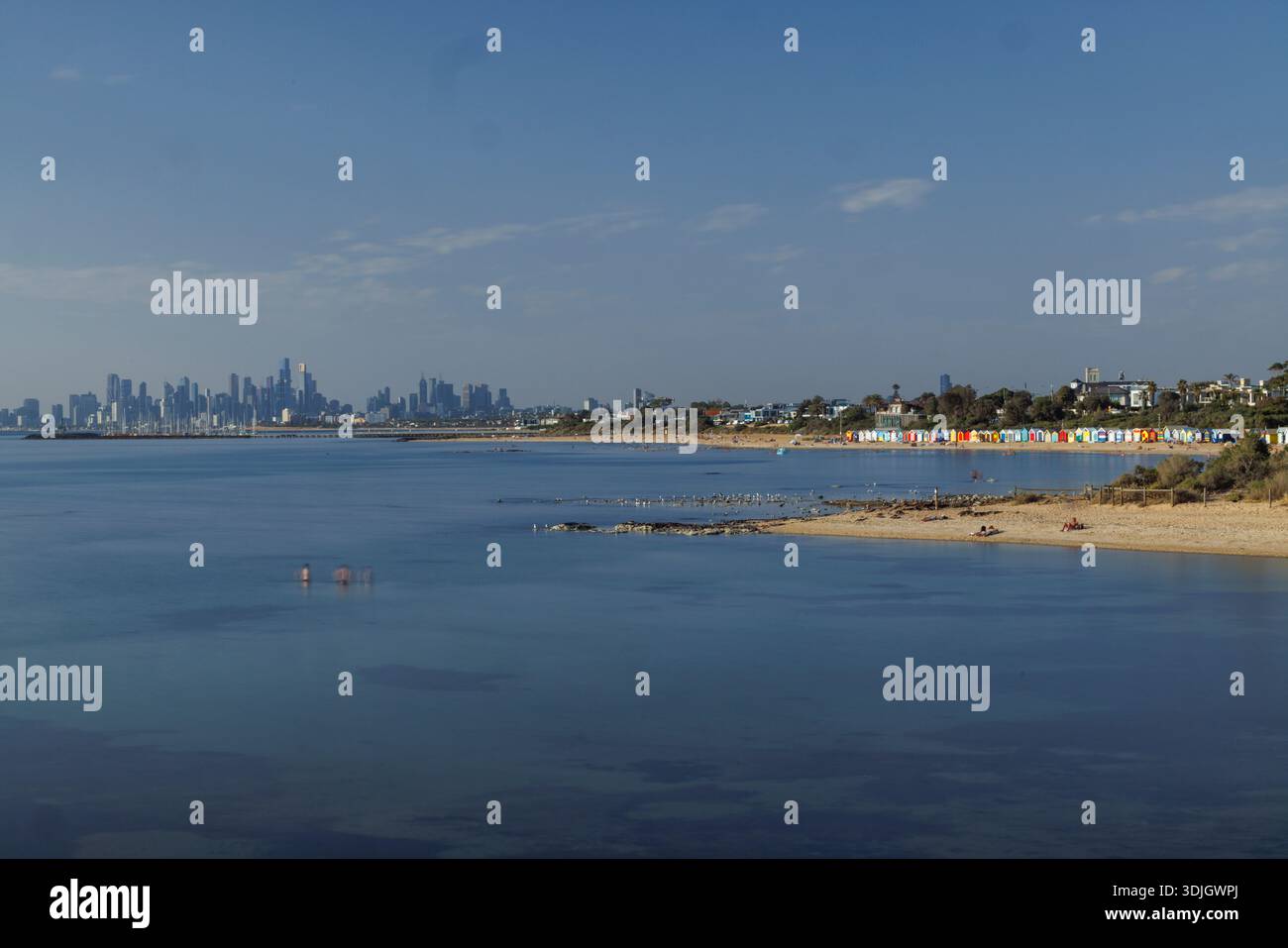 Melbourne, Australia. 27th Jan, 2026. Beaches goers seen trying to stay ...