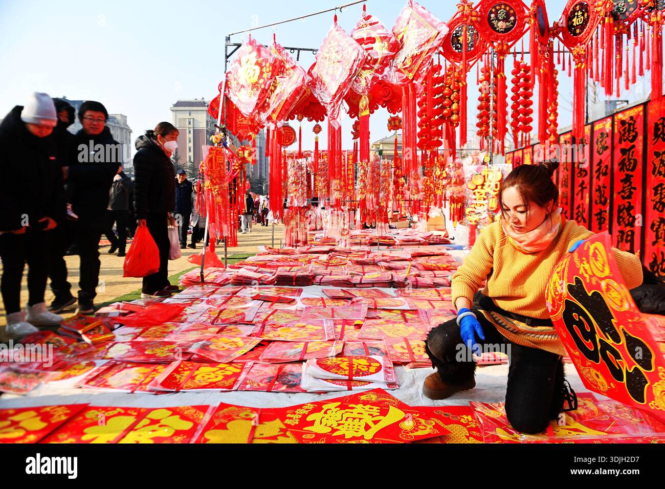 Shoppers crowd at Lingshanwei market for Lunar New Year goods in ...