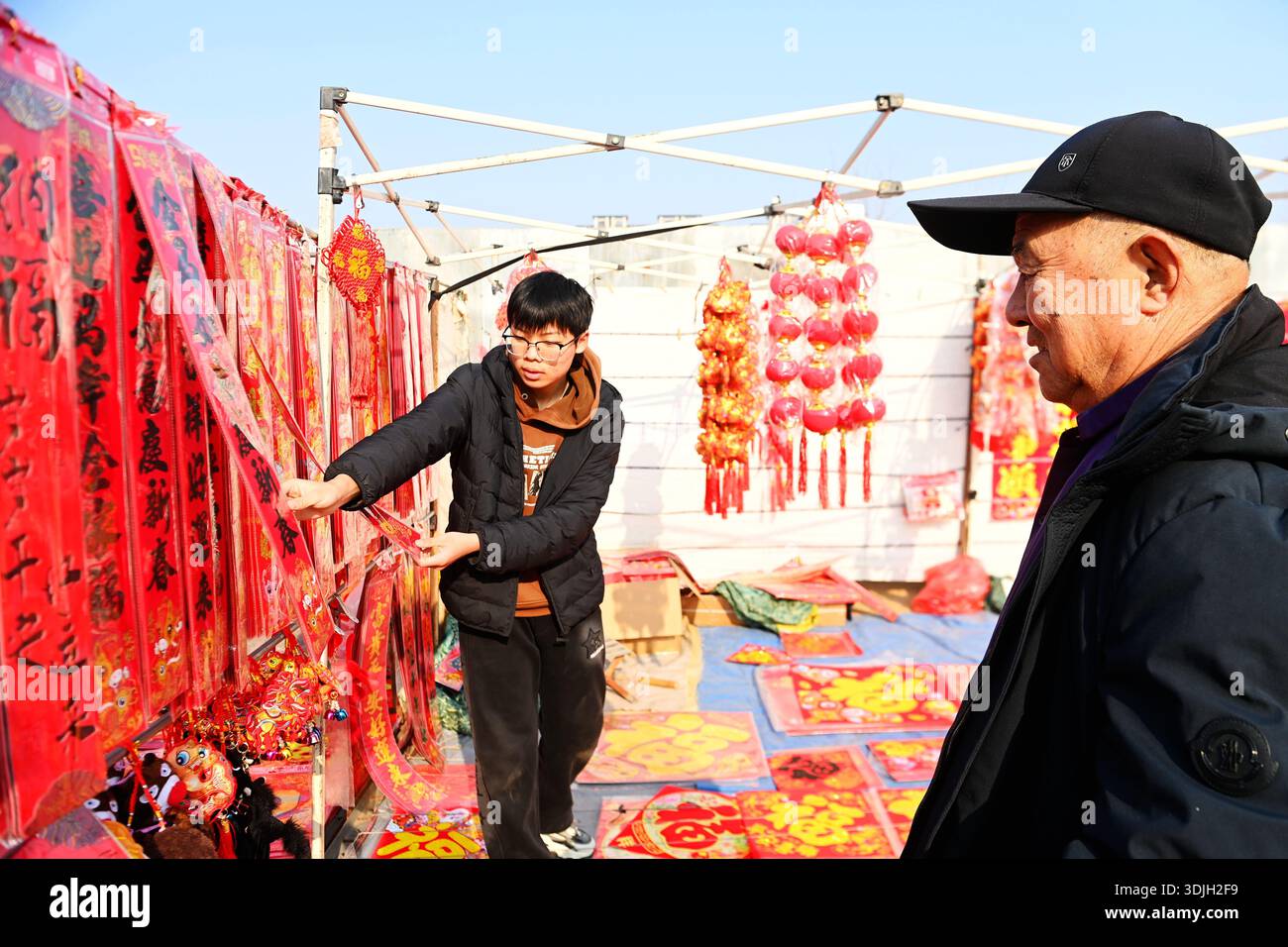 Shoppers crowd at Lingshanwei market for Lunar New Year goods in ...