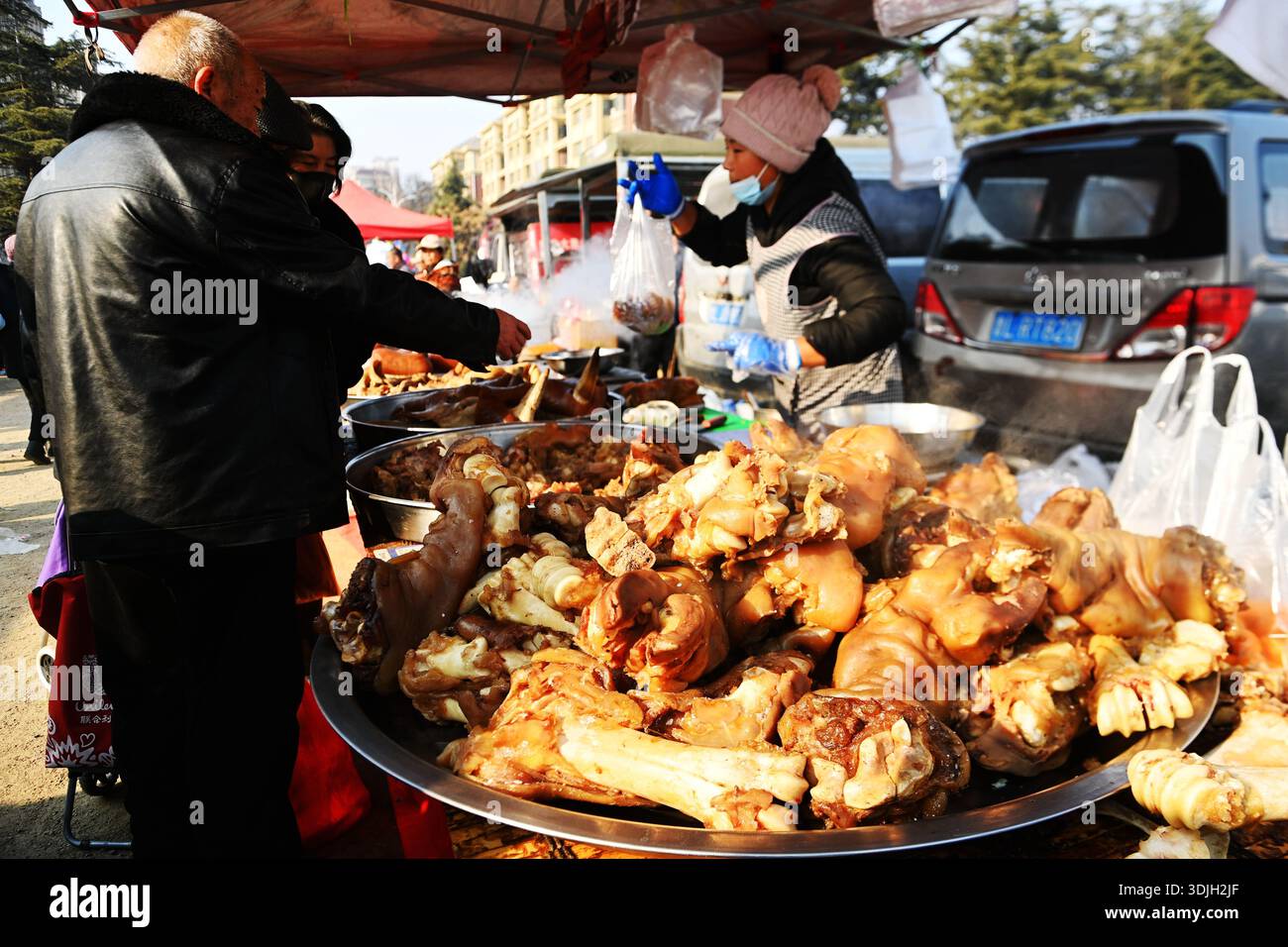 Shoppers crowd at Lingshanwei market for Lunar New Year goods in ...