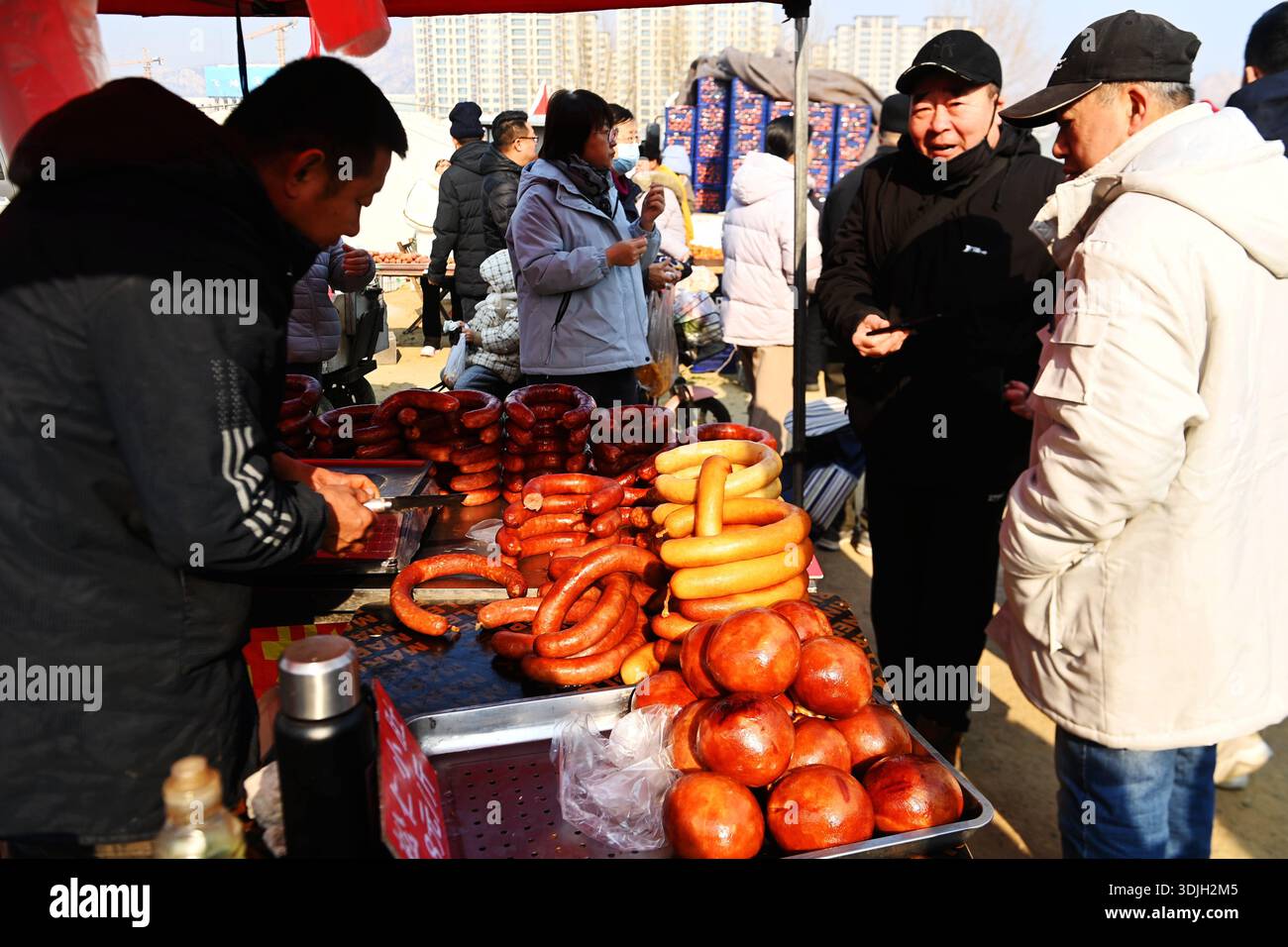 Shoppers crowd at Lingshanwei market for Lunar New Year goods in ...