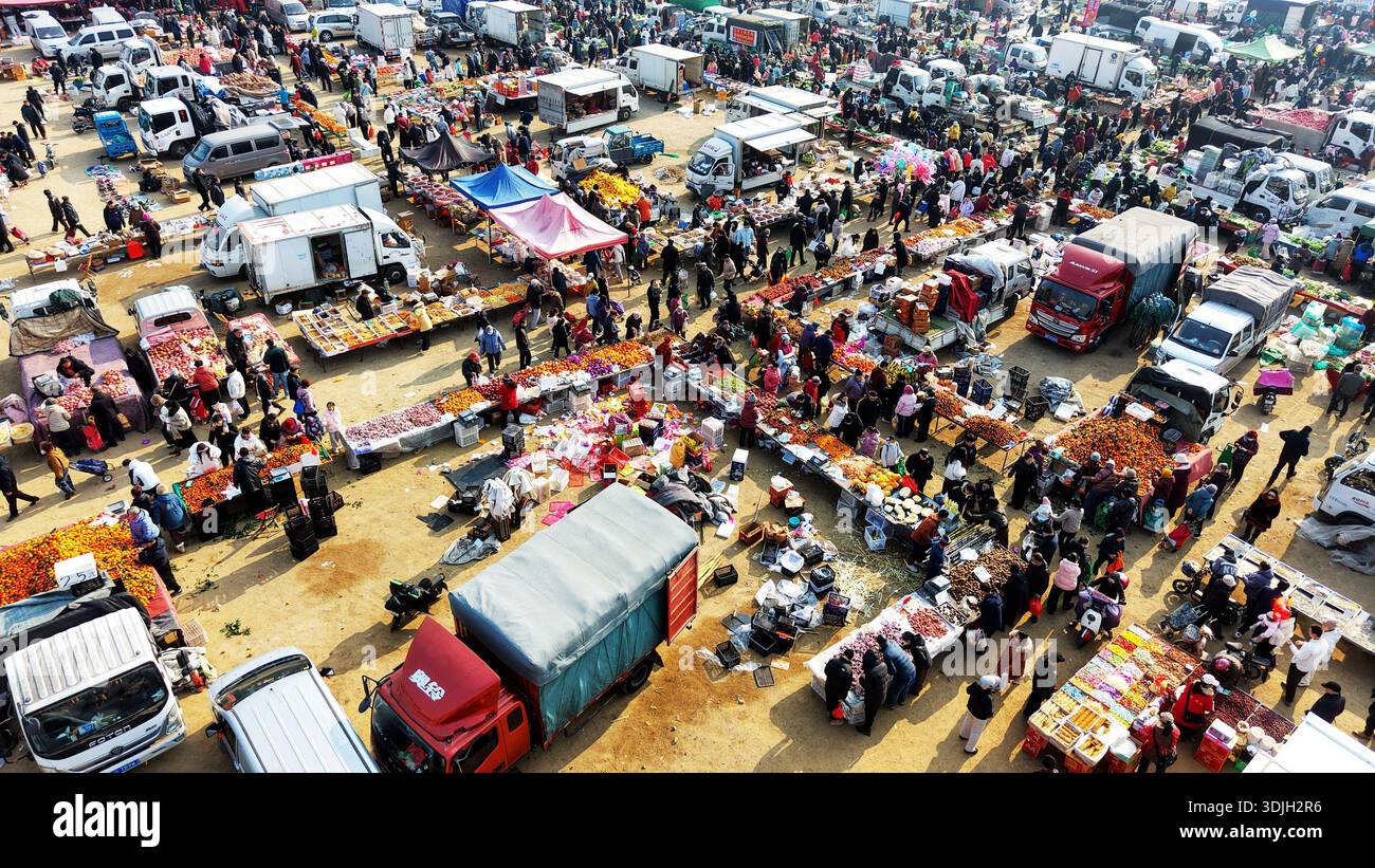 Shoppers crowd at Lingshanwei market for Lunar New Year goods in ...