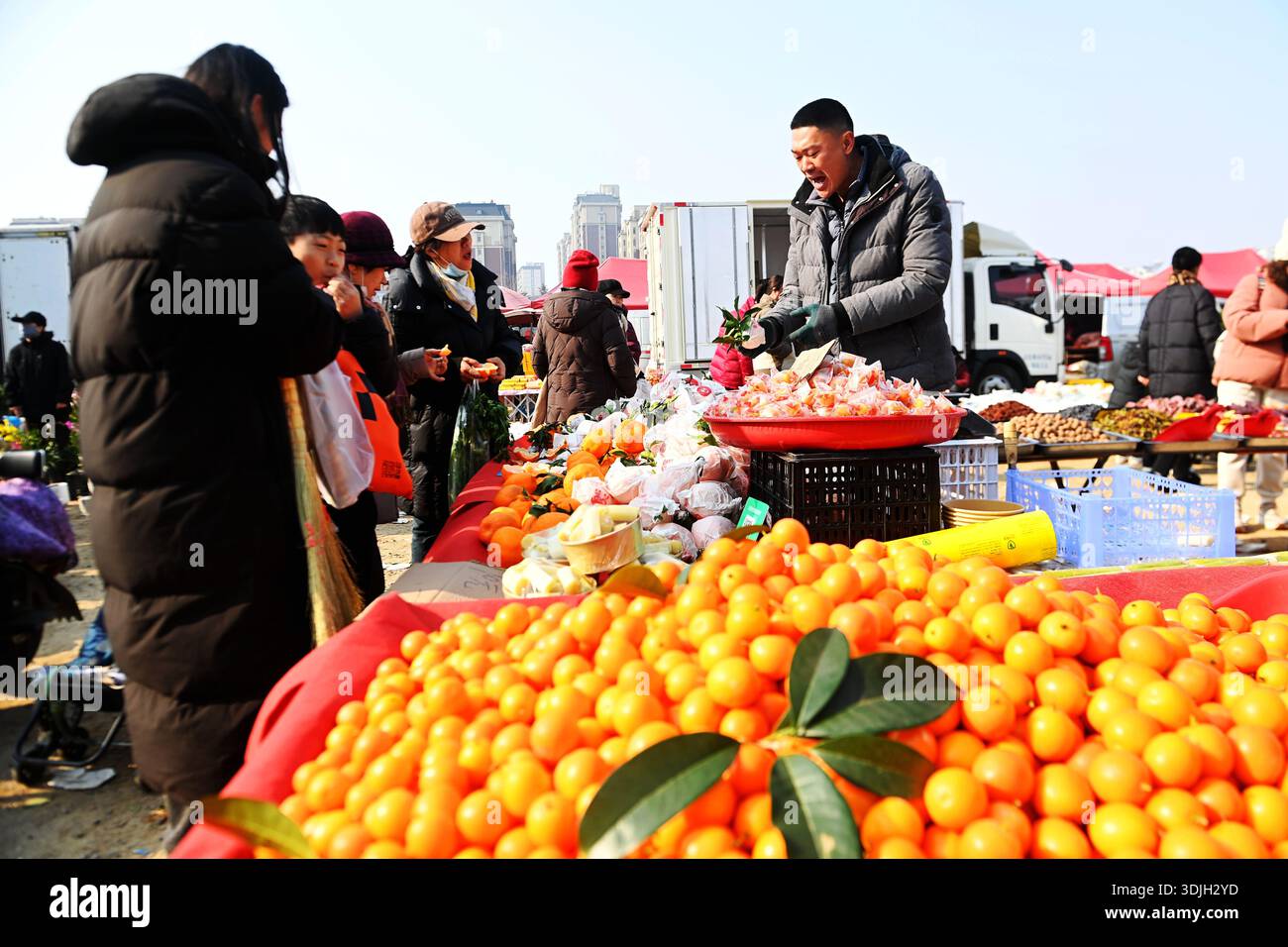 Shoppers crowd at Lingshanwei market for Lunar New Year goods in ...