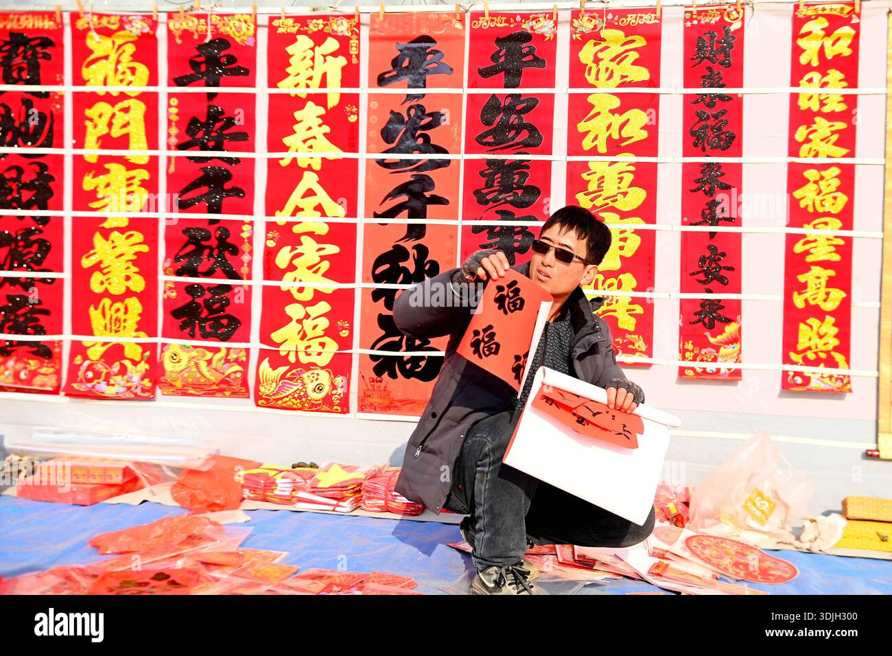 Shoppers crowd at Lingshanwei market for Lunar New Year goods in ...