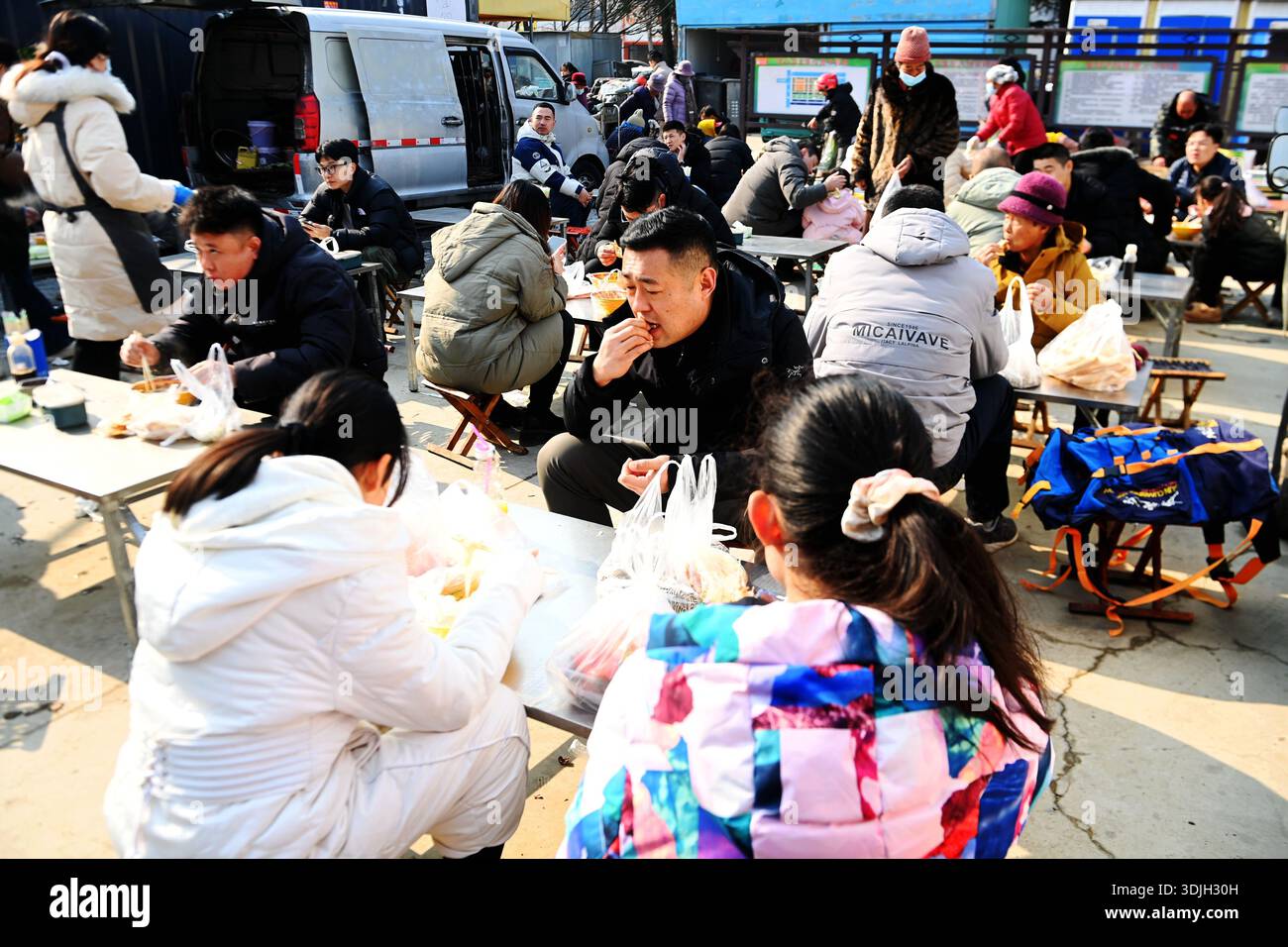 Shoppers crowd at Lingshanwei market for Lunar New Year goods in ...