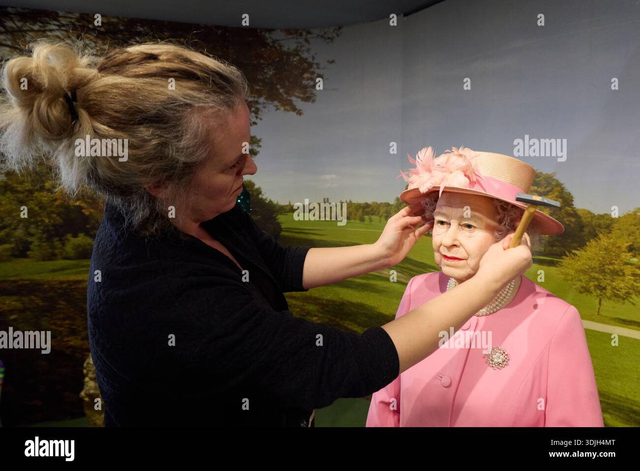 27 January 2026, Hamburg: Henriette Masmeier (l), make-up artist, uses ...